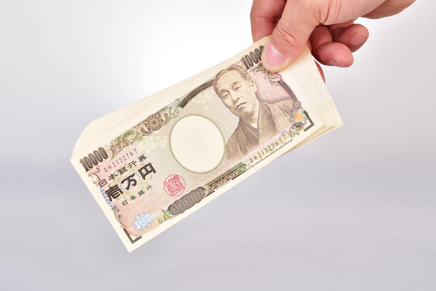 手取り額は年収の7割～8割程度。税金を節約するにはどうすればよい？｜RENOSY マガジン（リノシーマガジン）