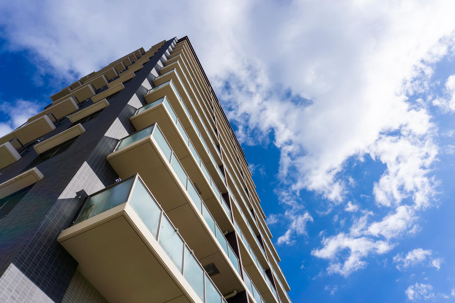 投資用マンションには自分で住める？ 2つの条件と、住めない場合・注意点を紹介｜RENOSY マガジン（リノシーマガジン）